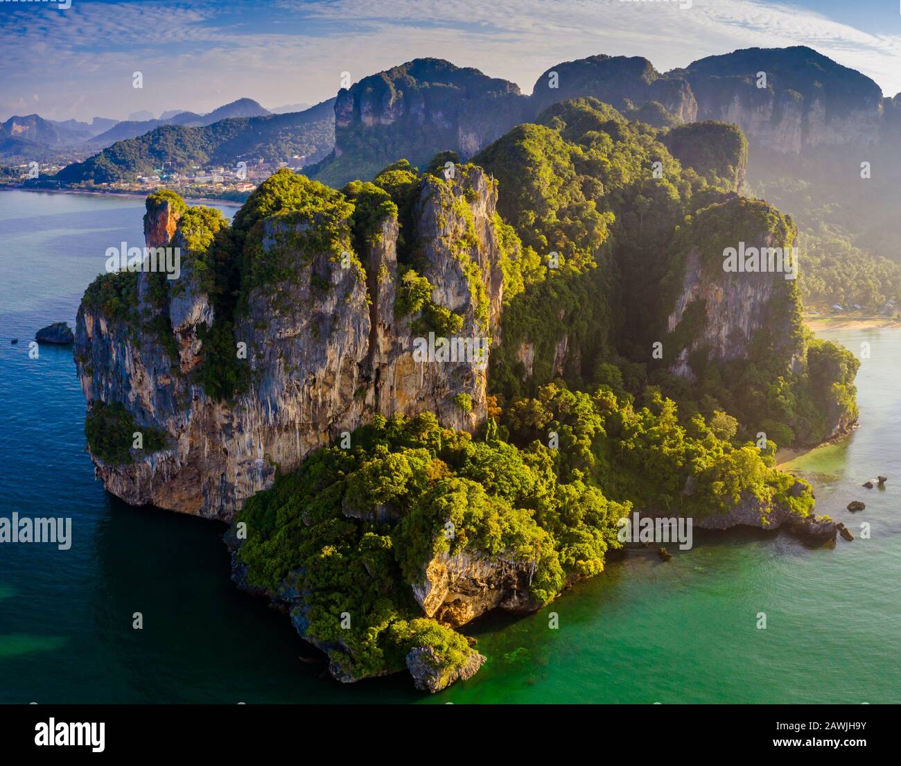 Krabi - Railay Strand von einer Drohne aus gesehen. Einer der ...