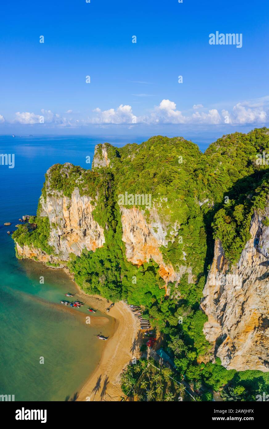Krabi - Railay Strand von einer Drohne aus gesehen. Einer der ...