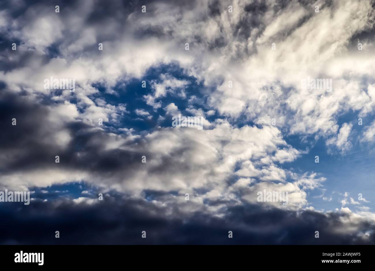 Dunkle Regenwolkenwolke Stockfotos und -bilder Kaufen - Alamy