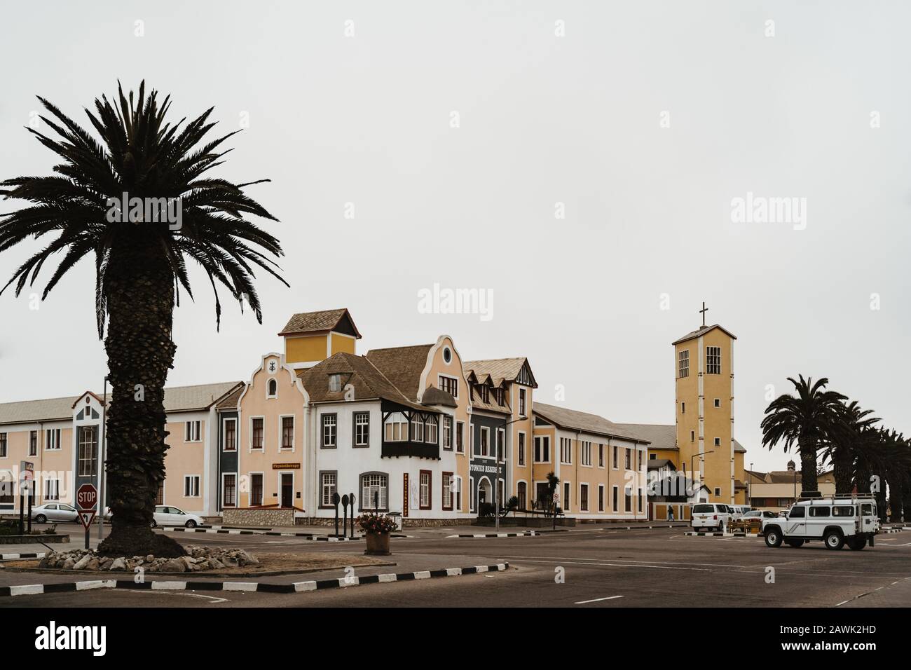 Alte deutsche Kolonialbauten und Straßen von Swakopmund, einer Stadt in ...