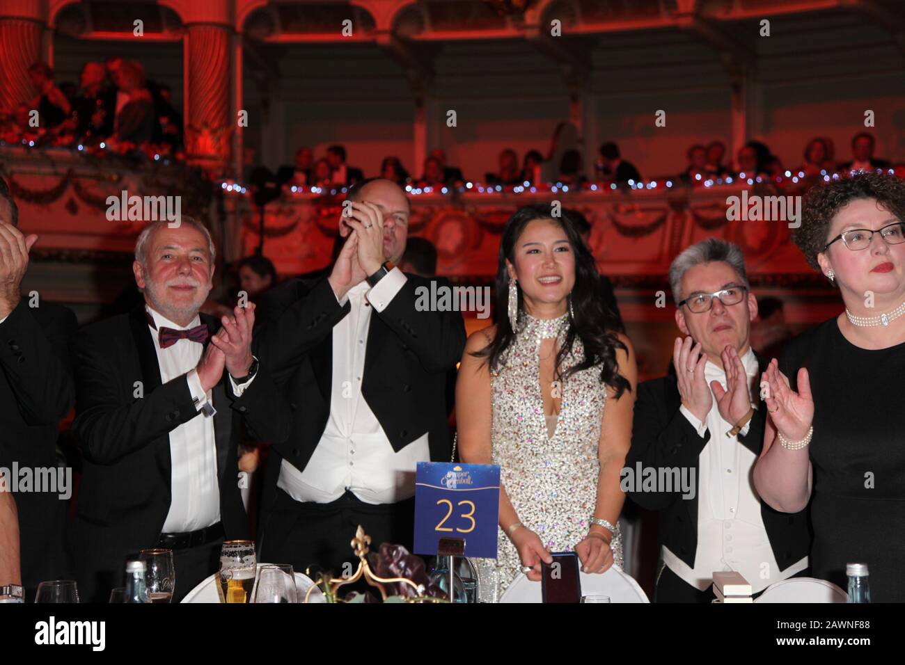 Dirk Hilbert mit Ehefrau Su Yeon Hilbert beim 15. SemperOpernball 2020 ...
