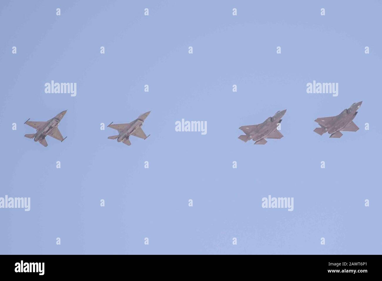 Zwei Kampfflugzeuge der US-Luftwaffe F-35A Lightning II und zwei F-16 ...