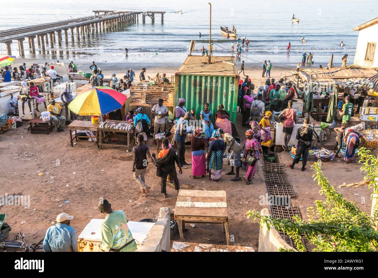 Gambia fish market bakau -Fotos und -Bildmaterial in hoher Auflösung ...