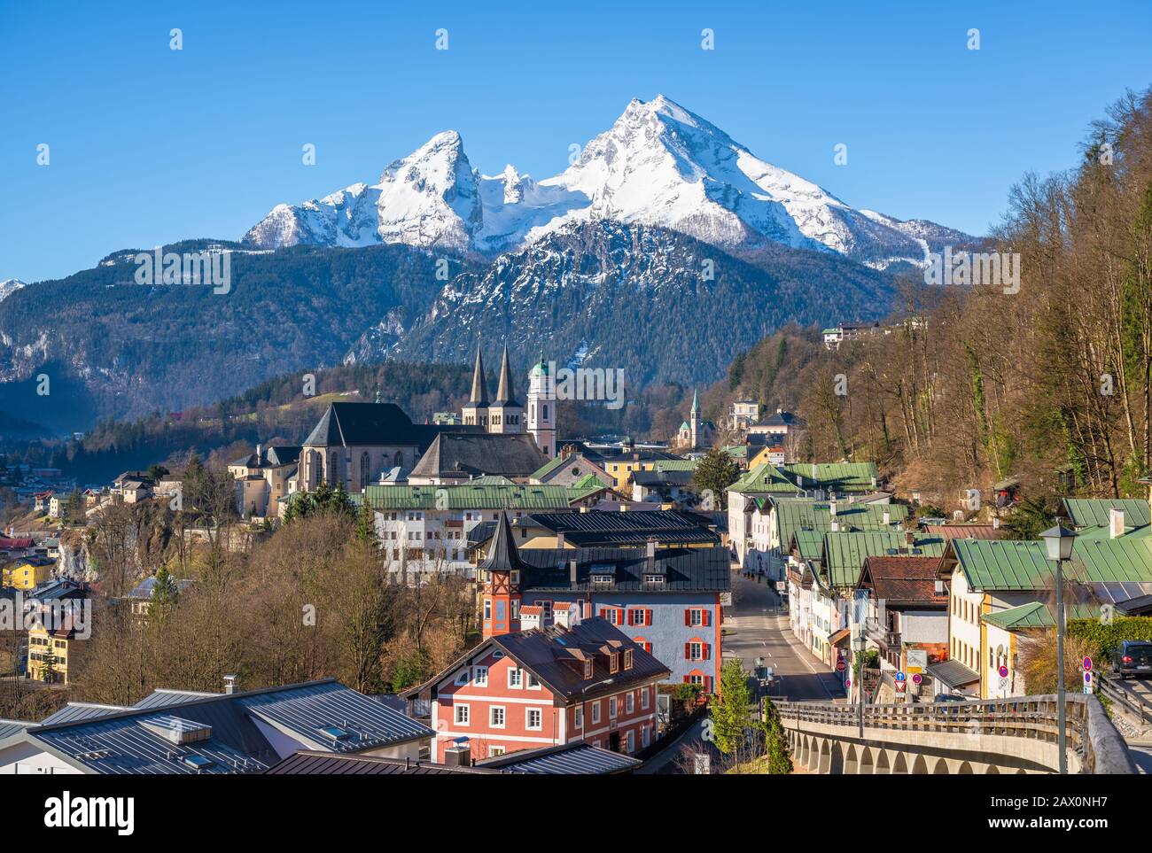 Historische Stadt Berchtesgaden Im Winter Mit Dem Watzmann Berg ...
