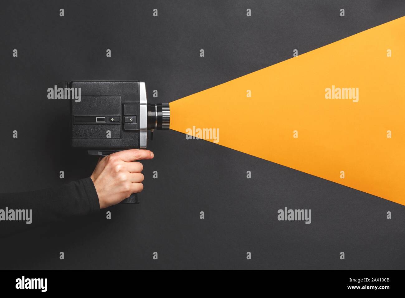 Alte hand und junge hand mit schwarzem hintergrund -Fotos und ...