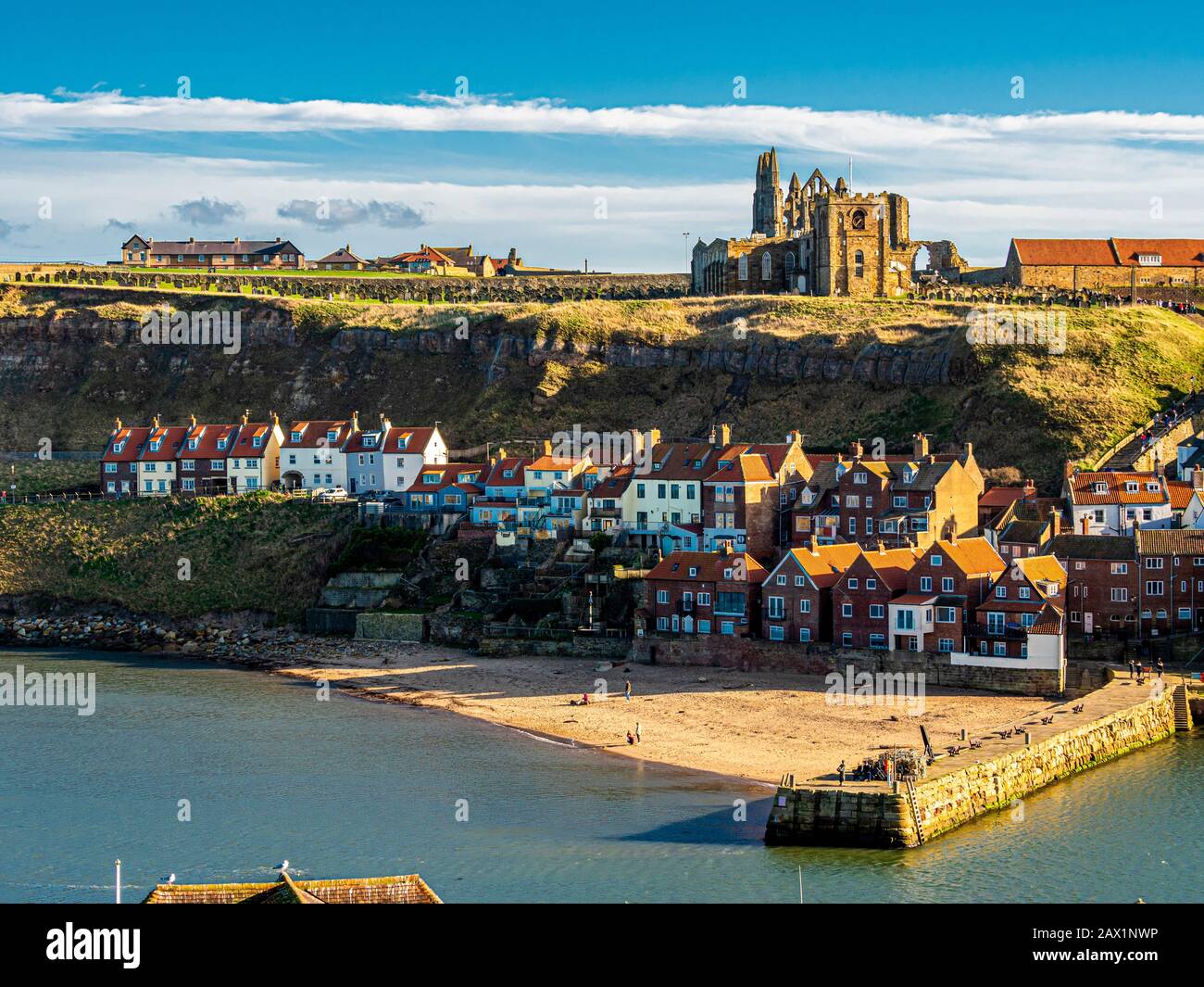 ST Mary's Church und Whitby Abbey auf East Cliff, Whitby ...