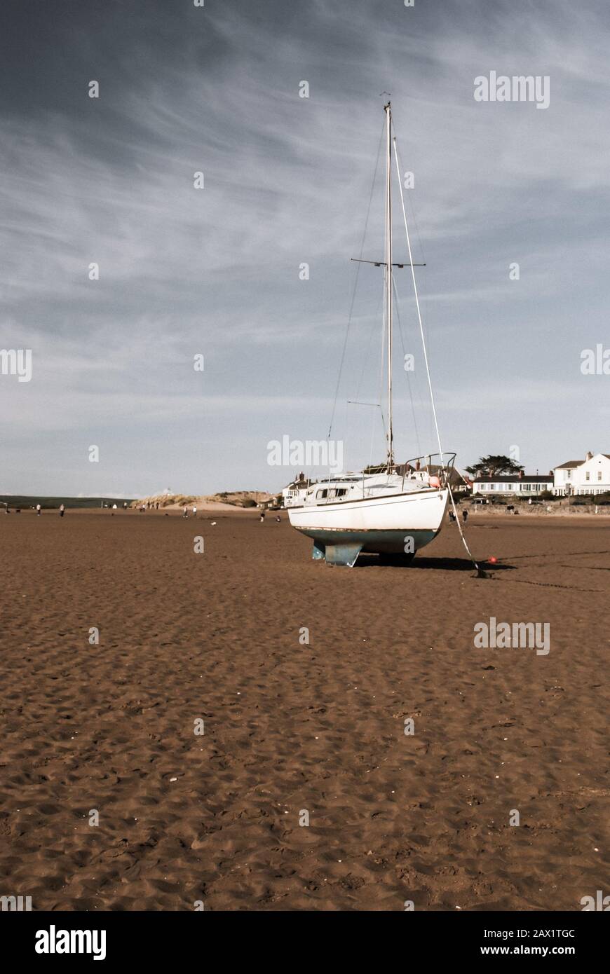 Segelboot mit Anker am Strand bei Ebbe am Instow Beach North Devon ...