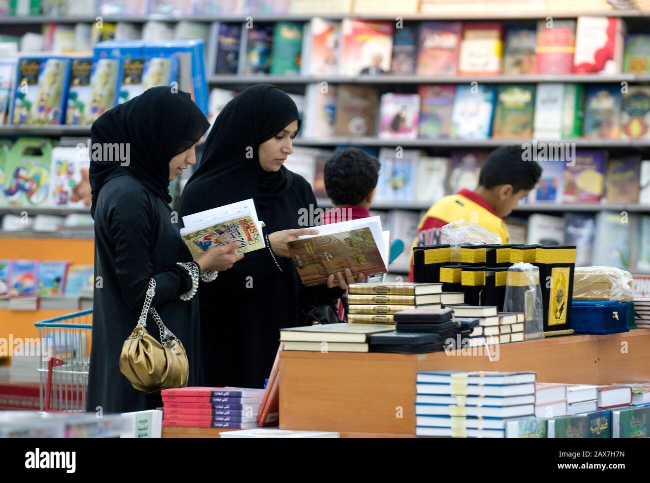 Verschleierte saudi frauen -Fotos und -Bildmaterial in hoher Auflösung ...