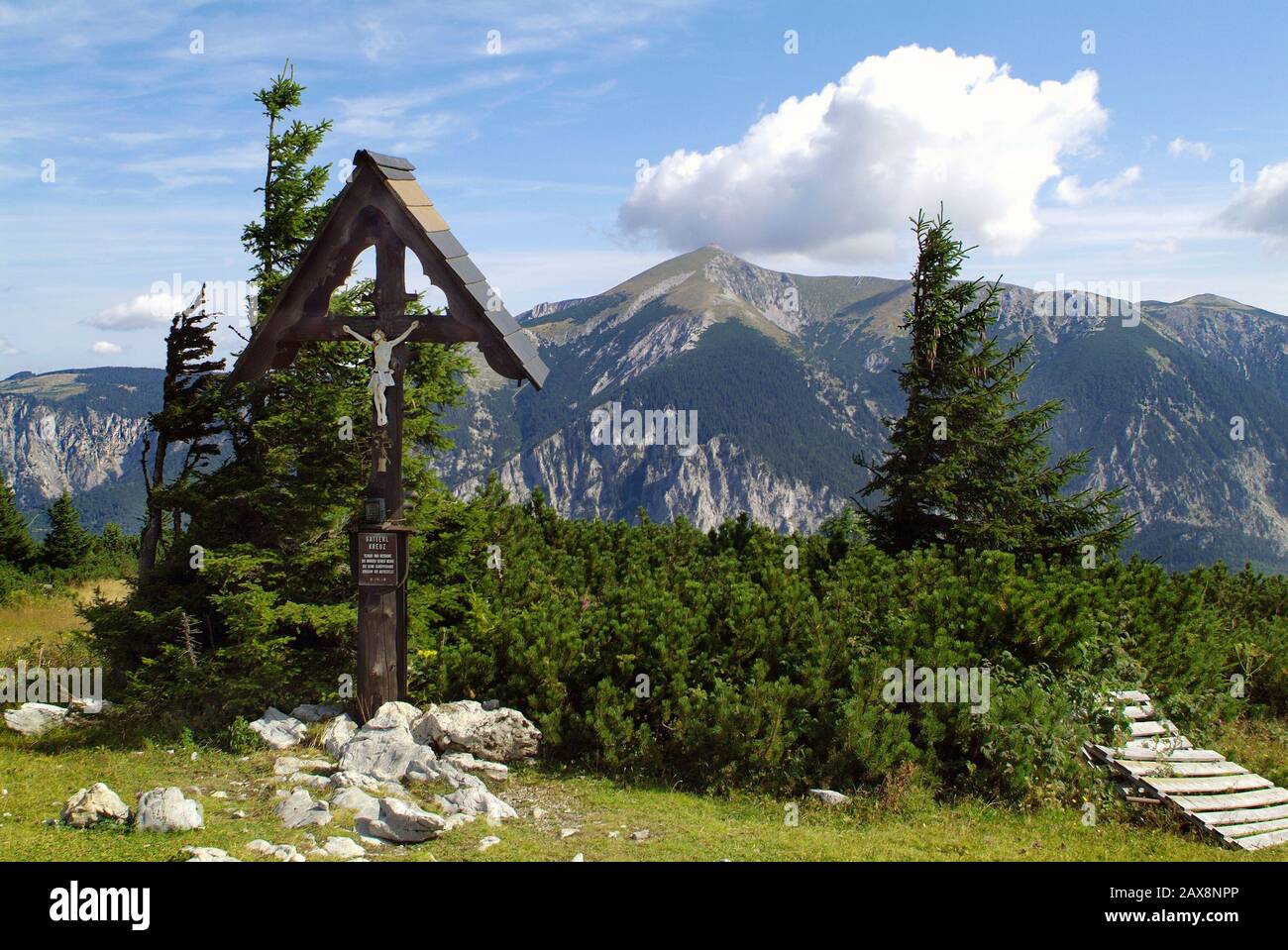 Österreich, Wegkreuz auf Rax-Berg mit Schneeberg dahinter ...