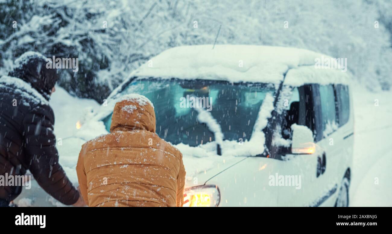 Auto steckt im schnee -Fotos und -Bildmaterial in hoher Auflösung – Alamy