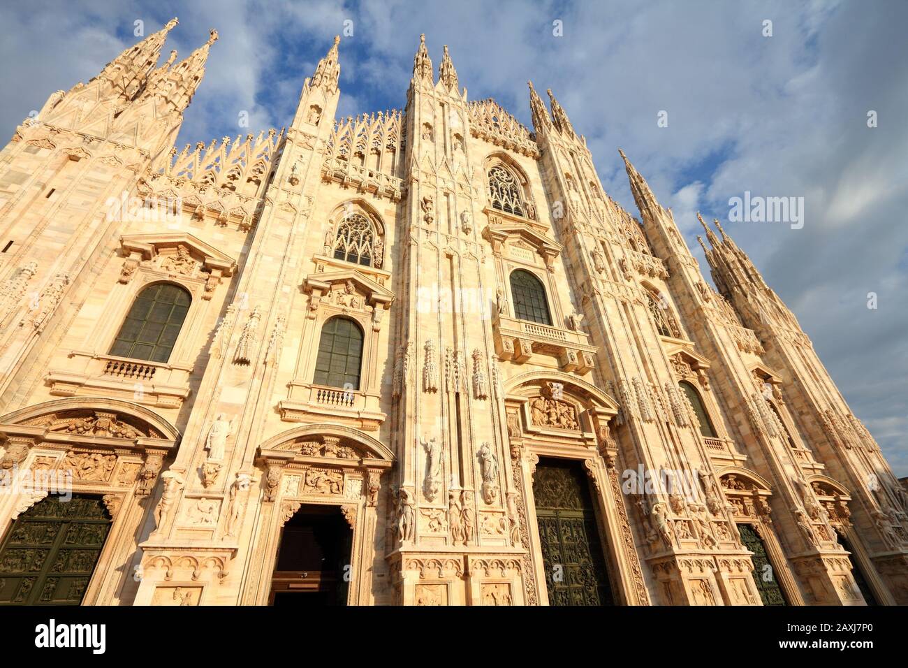Mailänder Dom, Italien. Kirchenfassade aus Marmor im Stil der Gotik ...