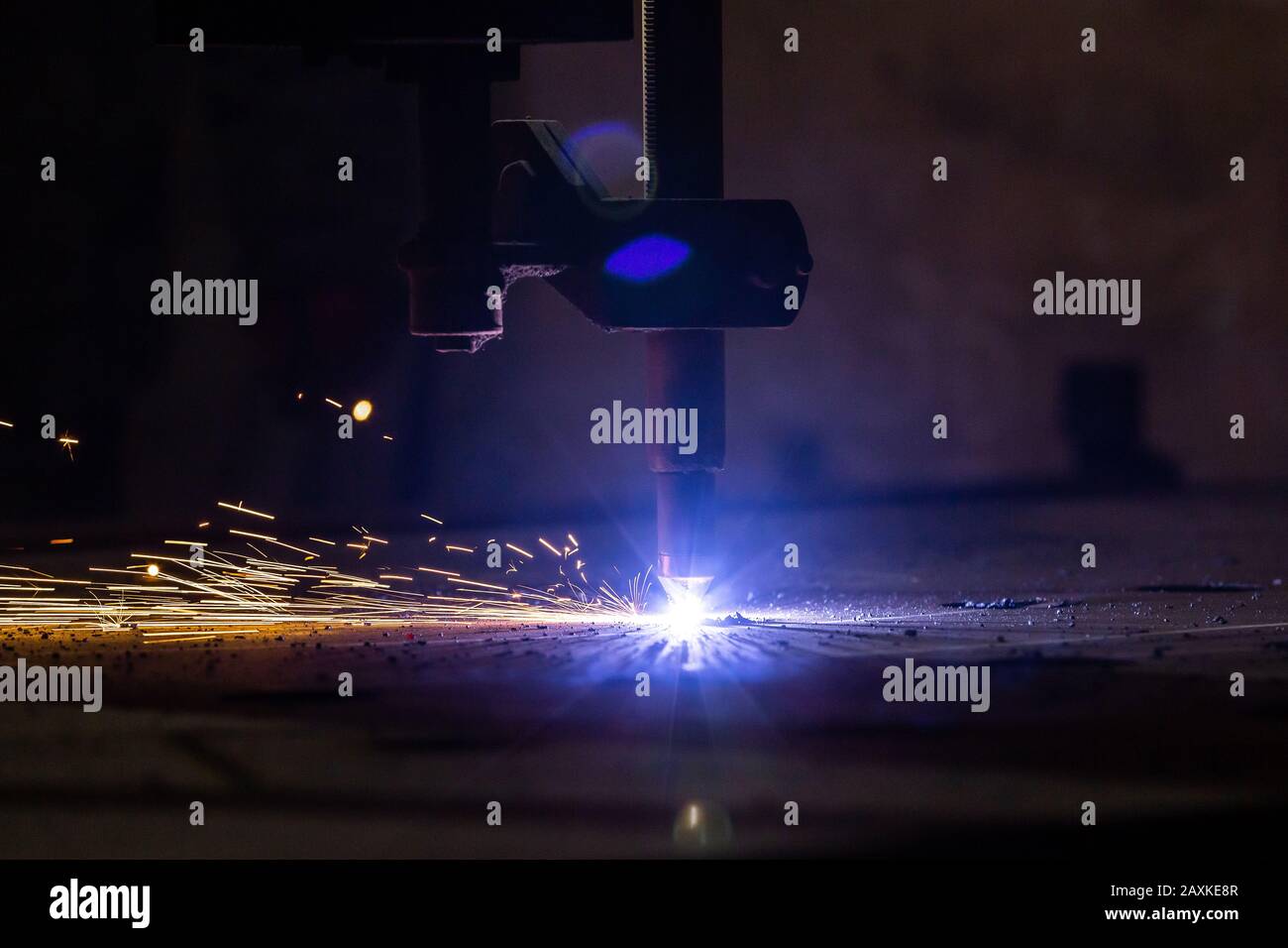 Plasmaschneiden von Metall mit einer cnc. Plasmaschneidmaschine zum Schneiden von Stahlblech ...