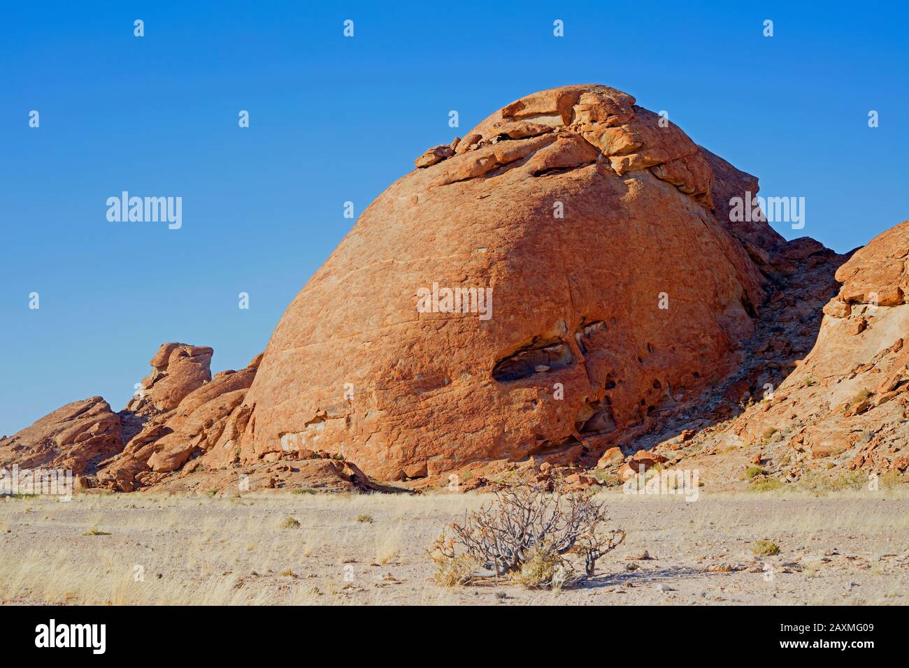 Inselberge aus Granit Mirabib mit einer Erosion-bedingten Fülle von ...