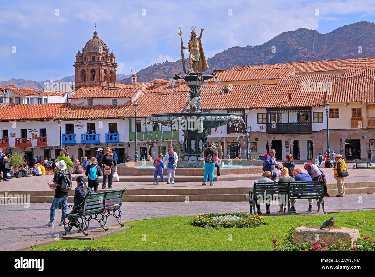 Zentrale Brunnen mit der Skulptur des Inka-Königs Pachacutec auf der ...