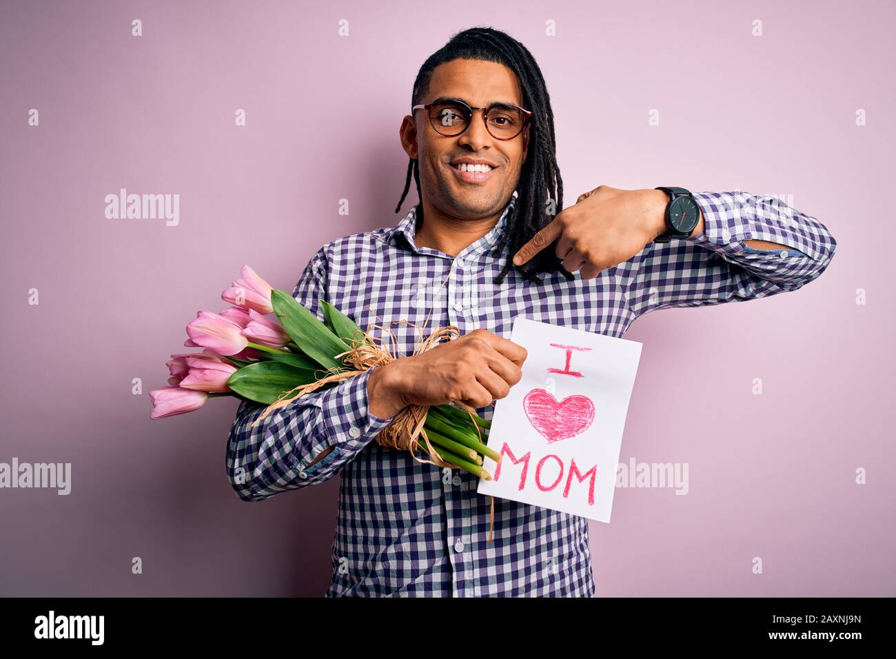 afroamerikanischer Mann mit Dreadlocks, der Liebes-Mama-Botschaft und ...