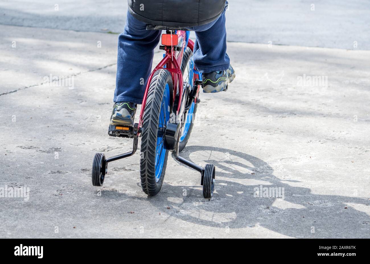 Radfahren lernen -Fotos und -Bildmaterial in hoher Auflösung – Alamy