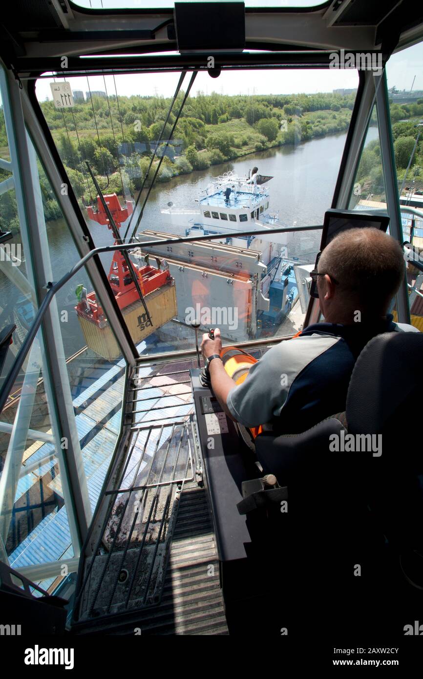 Schiff mit dem kran entladen -Fotos und -Bildmaterial in hoher ...