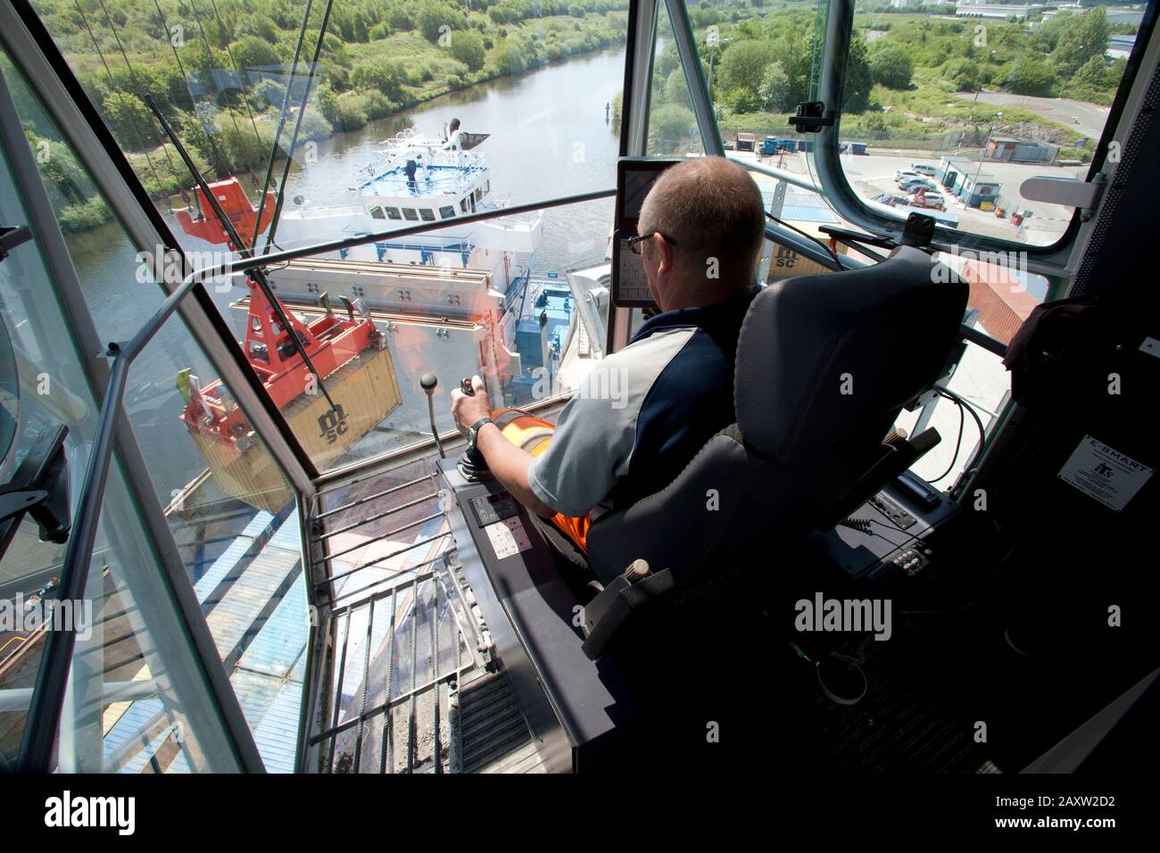 Schiff mit dem kran entladen -Fotos und -Bildmaterial in hoher ...