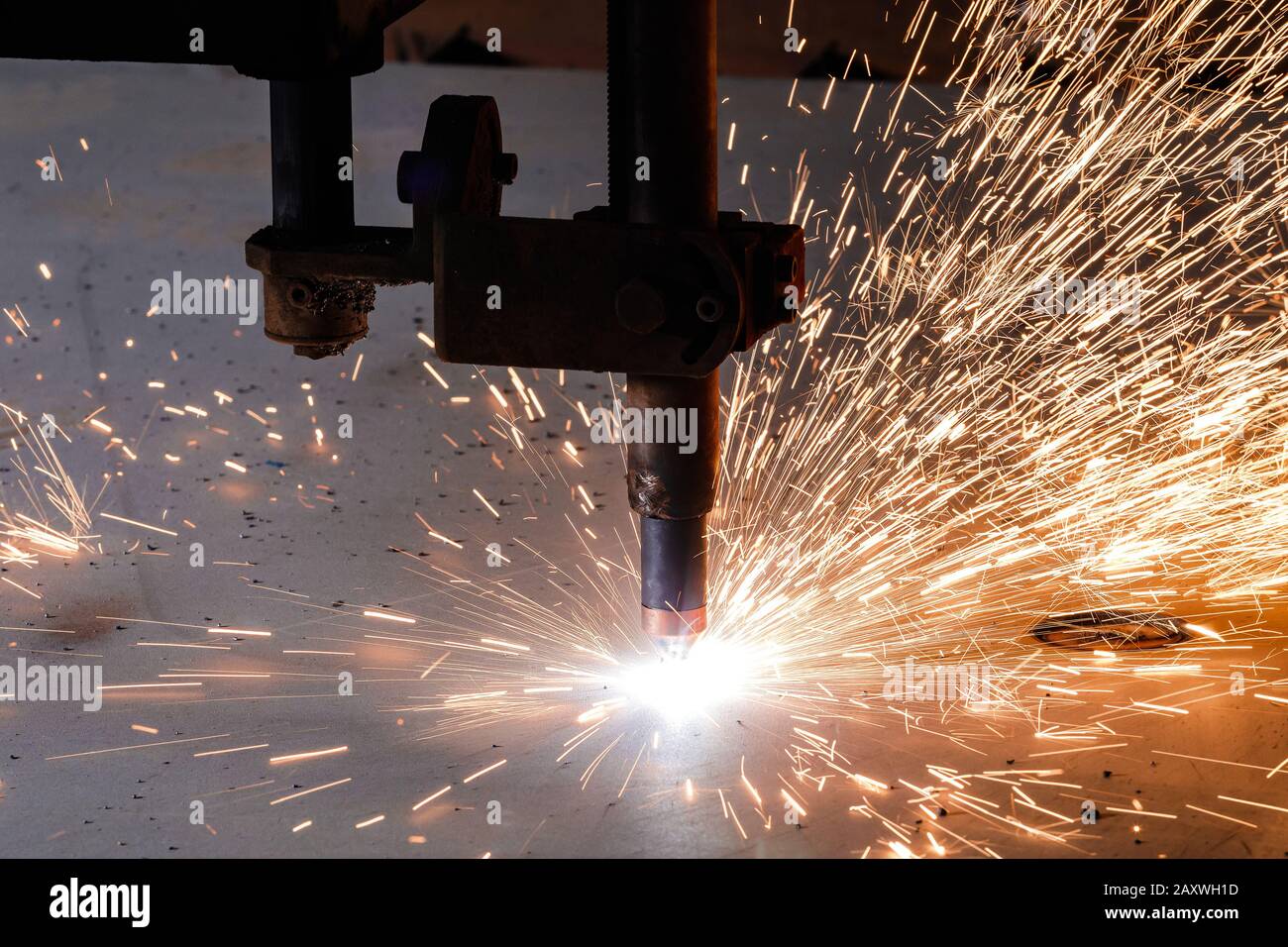 Plasmaschneiden von Metall mit einer cnc. Plasmaschneidmaschine zum Schneiden von Stahlblech ...