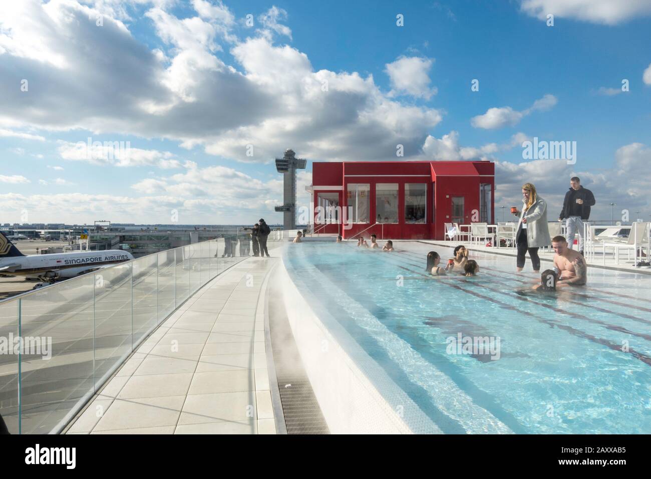 Gäste, die den Infinity-Pool auf dem Dach im TWA Hotel am John F ...