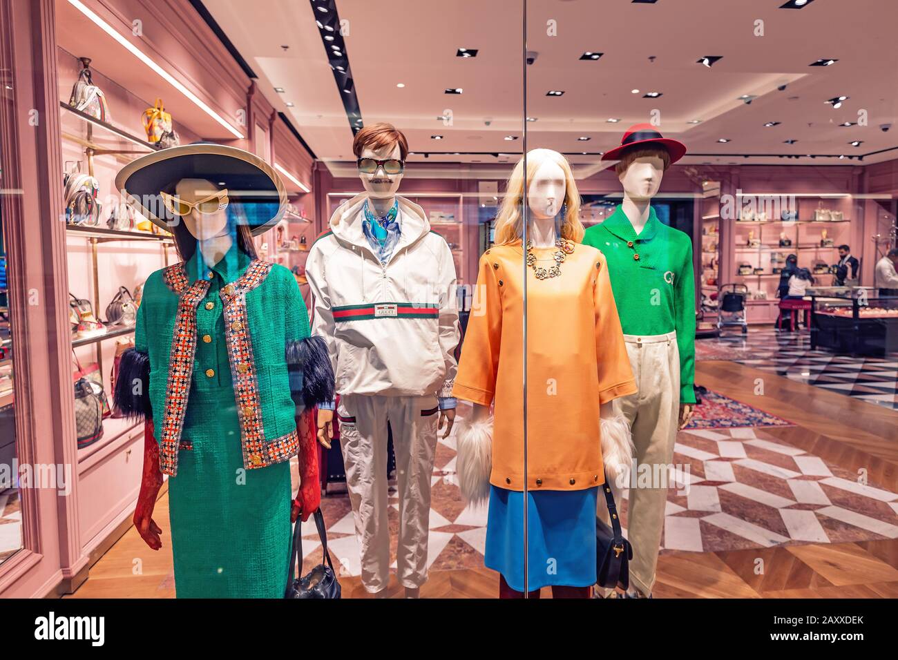 27. November 2019, VAE, Dubai: Gucci Luxus-Modehaus-Schaufenster in der ...