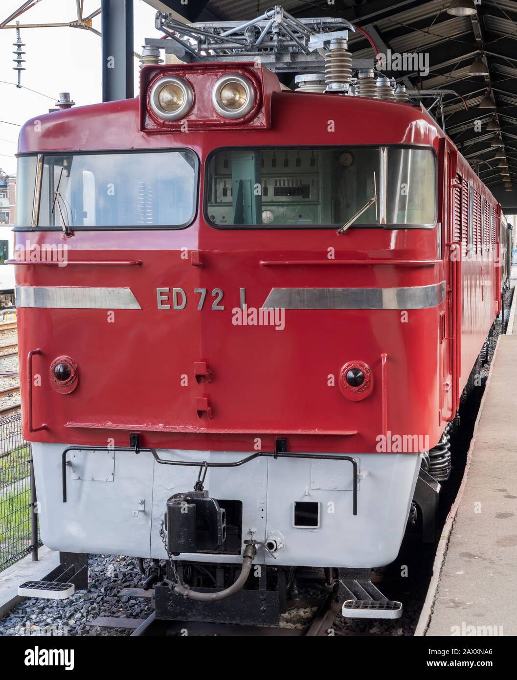 Eine Elektrolokomotive der Serie ED72 im Kyushu Railway History Museum in Kitakyushu, Japan ...