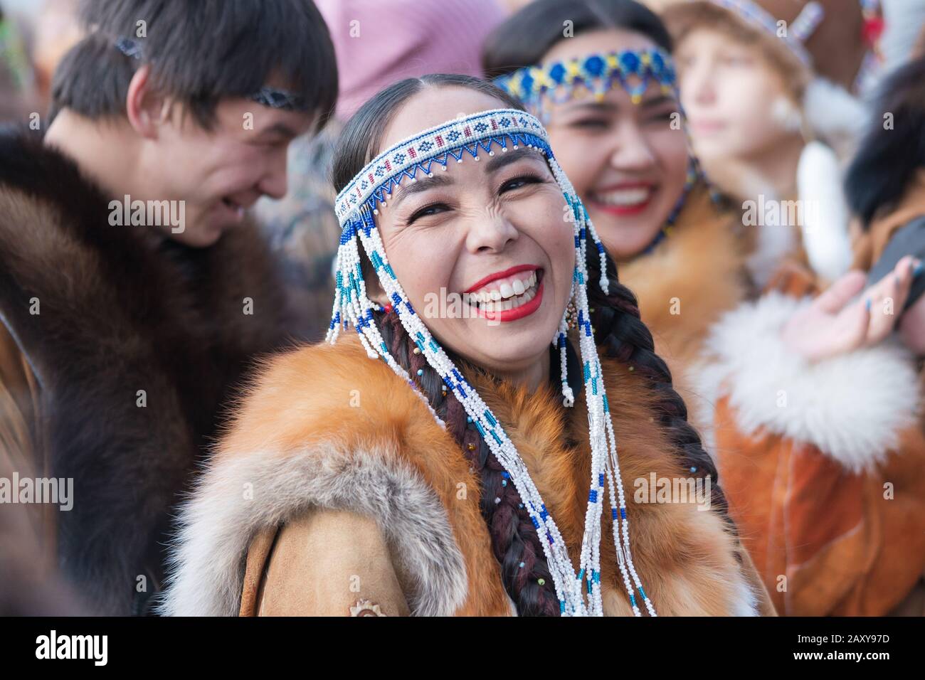 Portraitausdruck lächelnde Frau in traditioneller Kleidung indigene ...