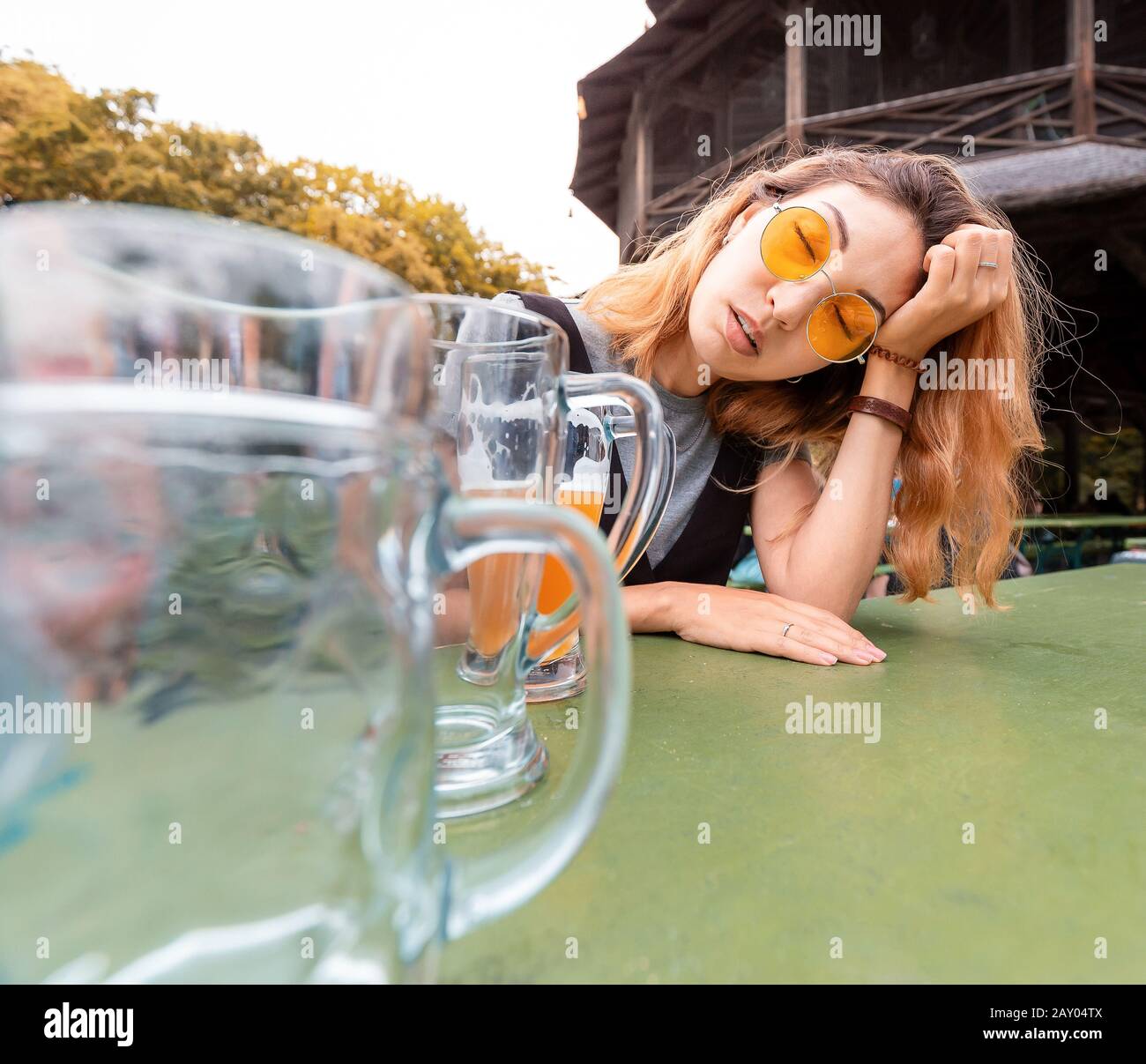 Girl drunk bar -Fotos und -Bildmaterial in hoher Auflösung – Alamy
