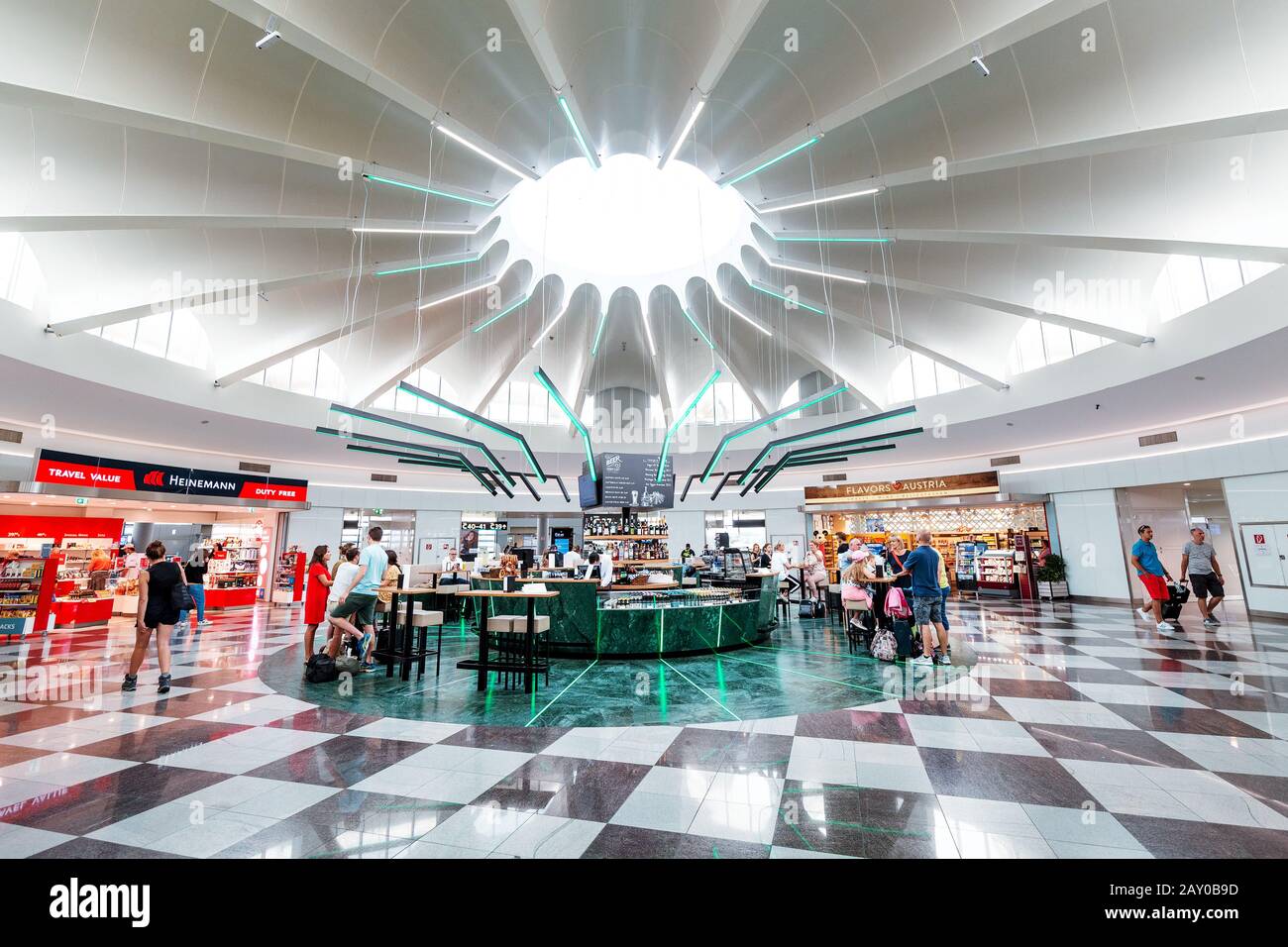 Tower at the airport of vienna schwechat -Fotos und -Bildmaterial in ...
