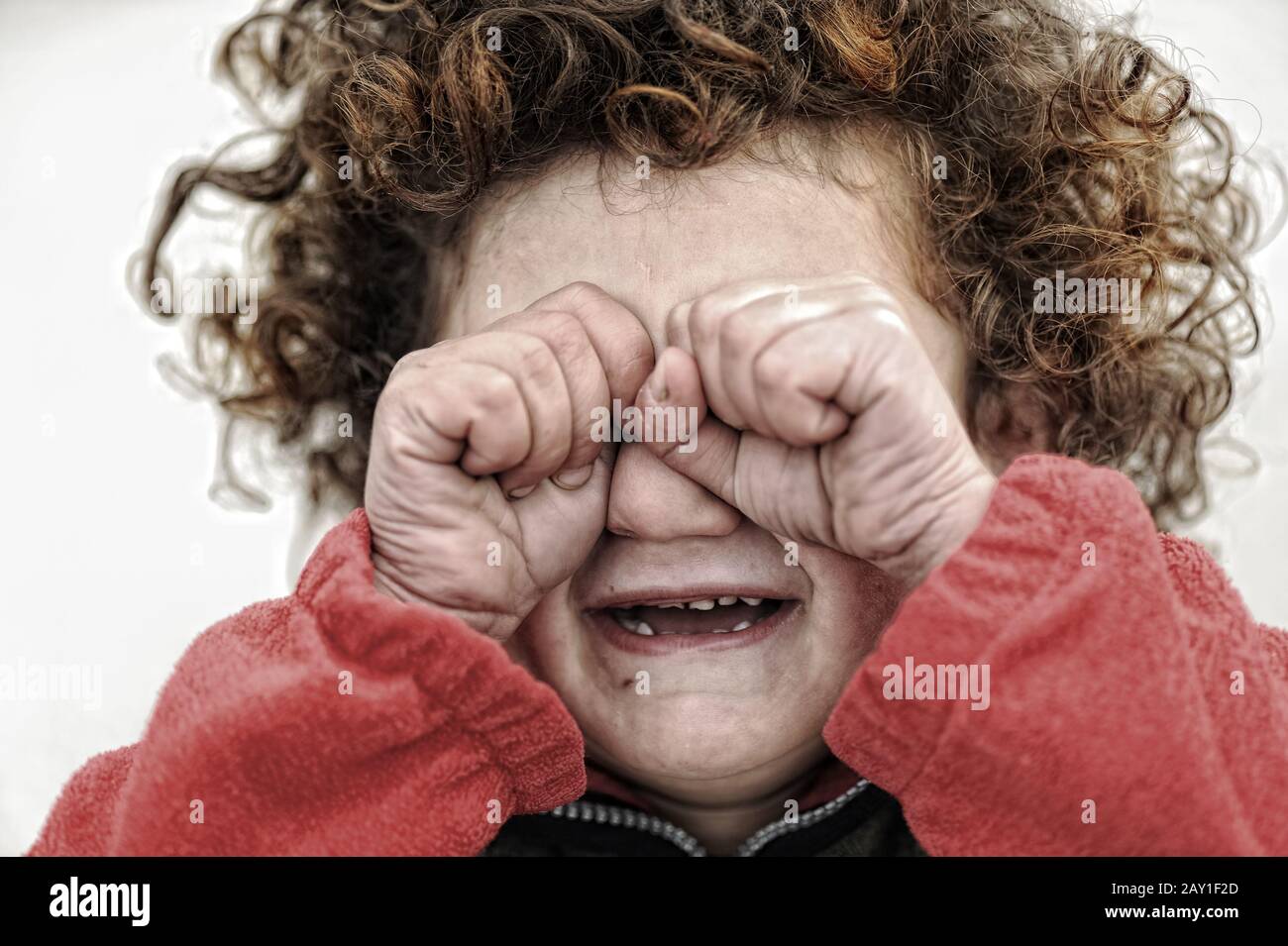 Dirty child crying -Fotos und -Bildmaterial in hoher Auflösung – Alamy