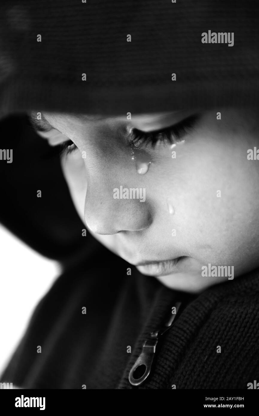 Boy crying Schwarzweiß-Stockfotos und -bilder - Alamy