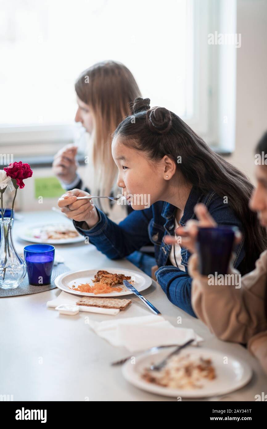 Schulkinder beim mittagessen -Fotos und -Bildmaterial in hoher ...