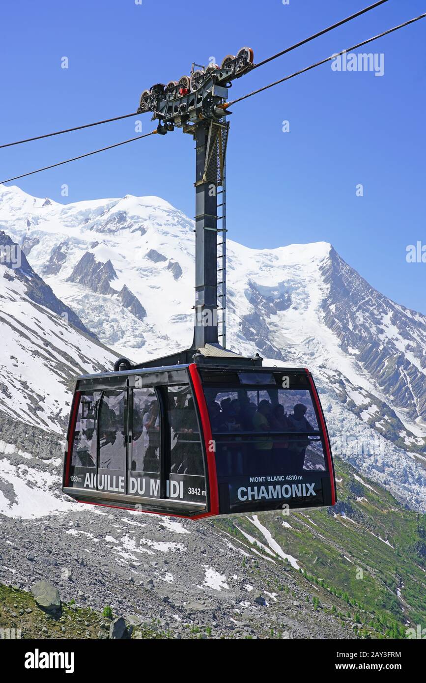 CHAMONIX, Frankreich-26 Jun 2019 - Sommer Blick des Chamonix Aiguille du Midi telepherique ...
