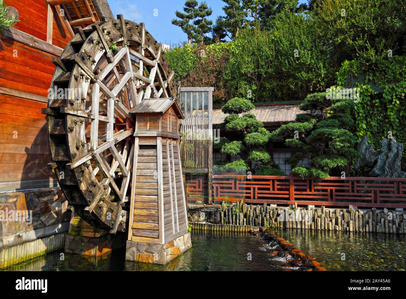 Wooden waterwheel -Fotos und -Bildmaterial in hoher Auflösung – Alamy