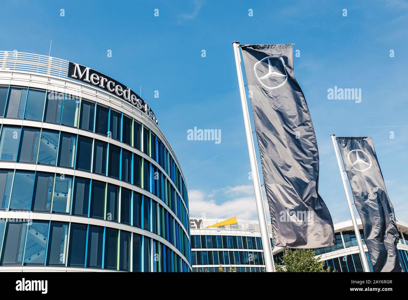 Headquarters mercedes benz stuttgart -Fotos und -Bildmaterial in hoher ...