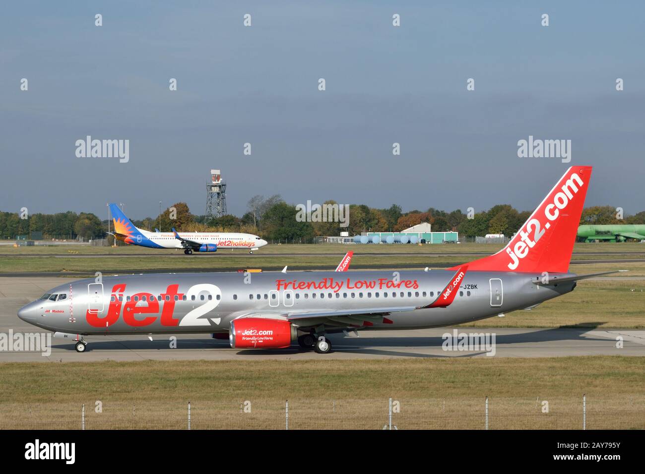 Zwei Jet2 B737NG, einer in "Red Tail" Livery und der andere in Jet2 ...