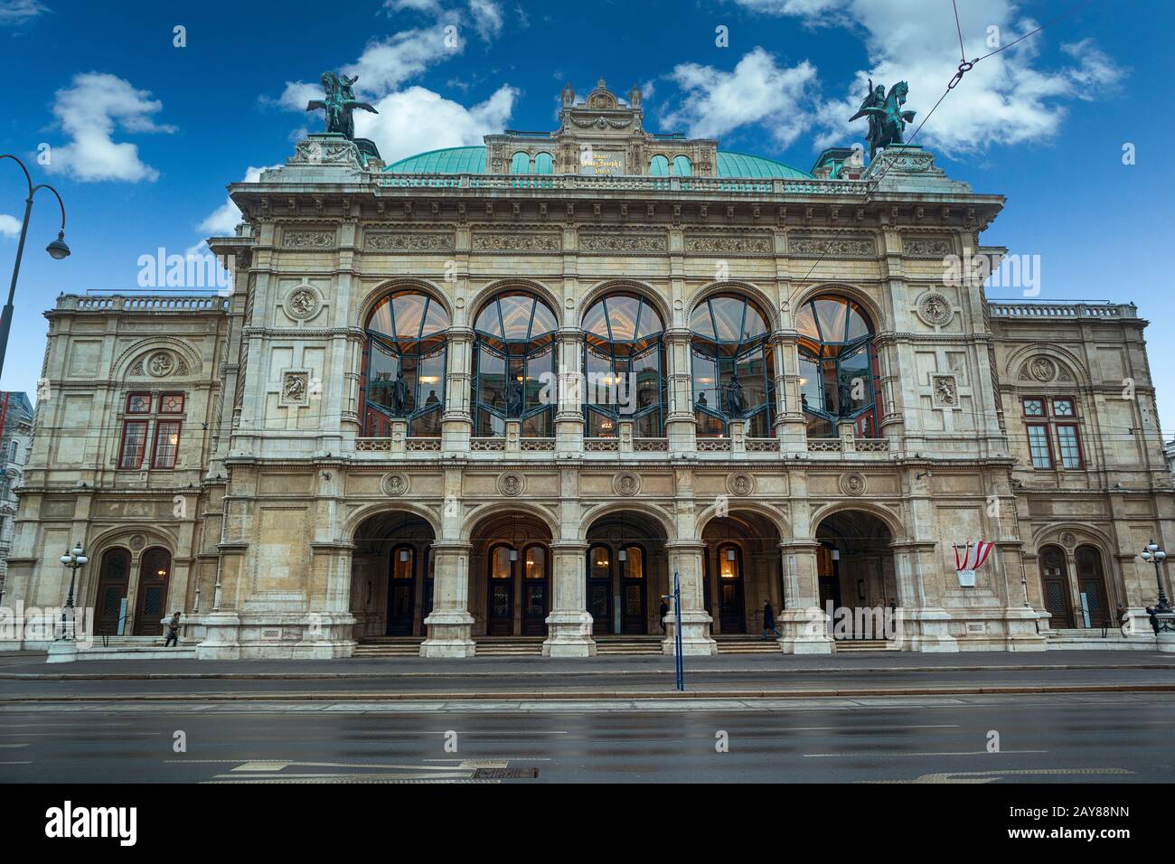 Vienna opera house exterior view -Fotos und -Bildmaterial in hoher ...
