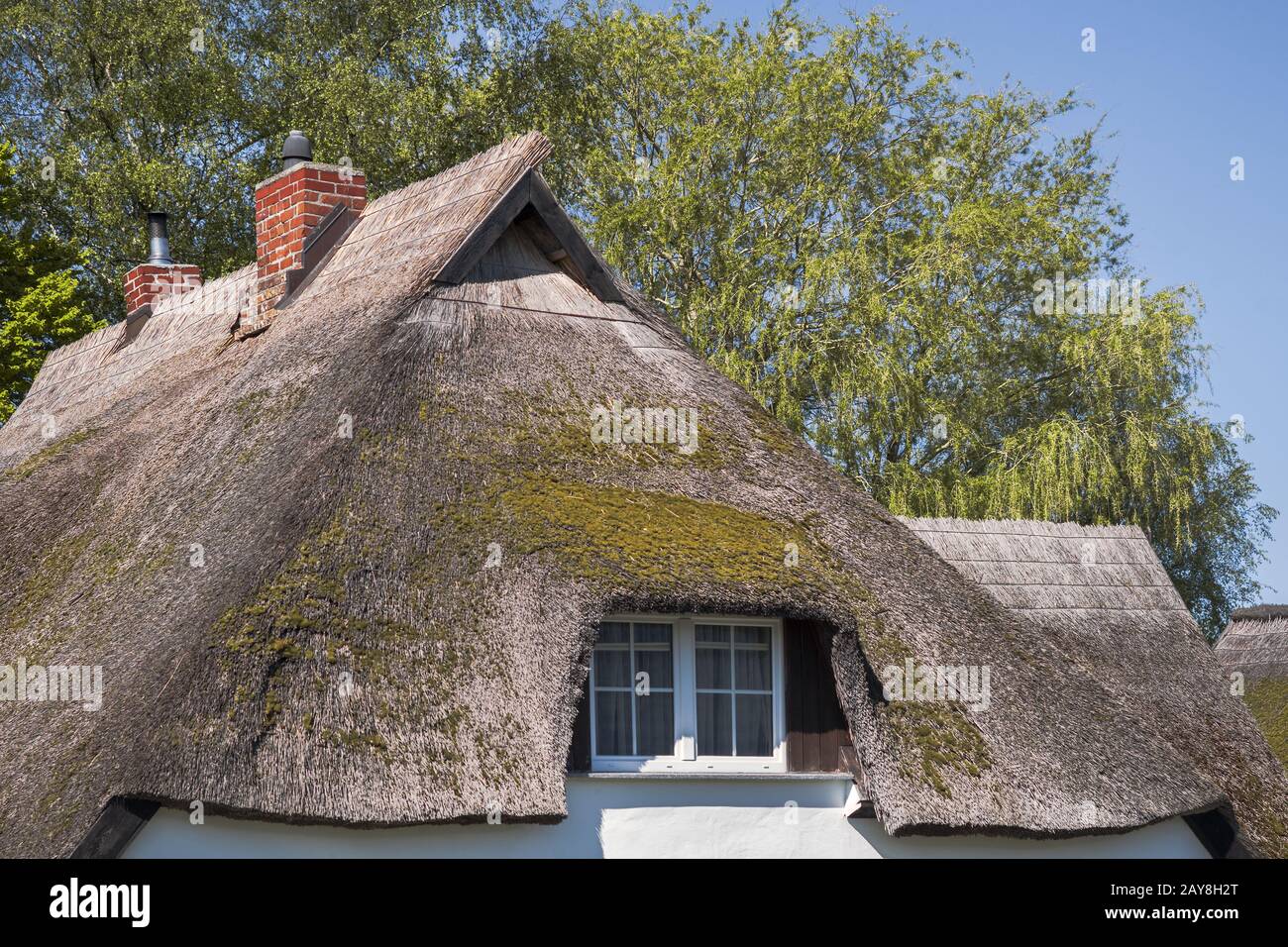 Thatched roof window -Fotos und -Bildmaterial in hoher Auflösung ...
