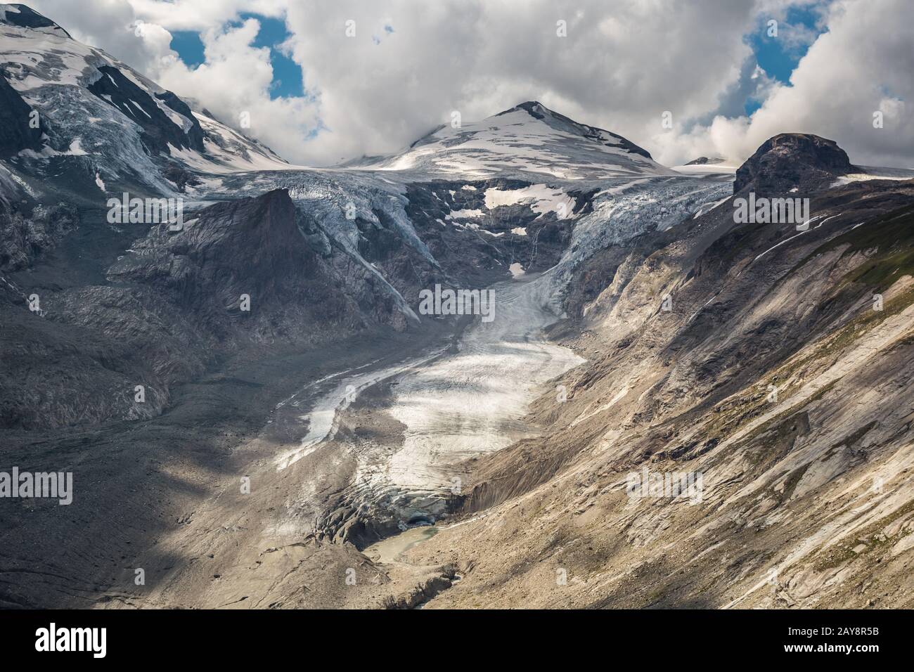 Gletscher im Tal unterhalb von Großglockner und dem Berg von ...