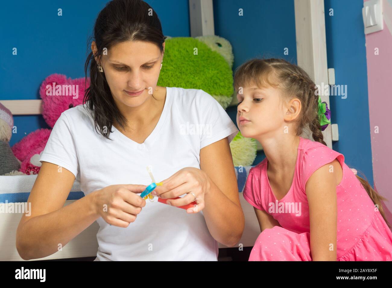 Beobachtet genau wie ihre mutter -Fotos und -Bildmaterial in hoher ...