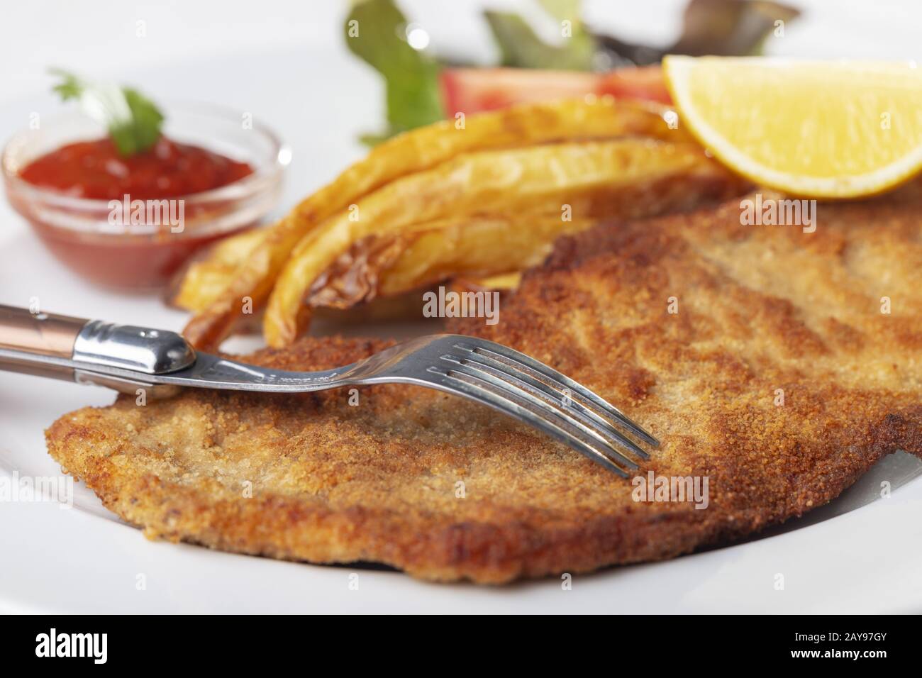 Wiener schnitzel mit kartoffelsalat auf dem teller -Fotos und ...