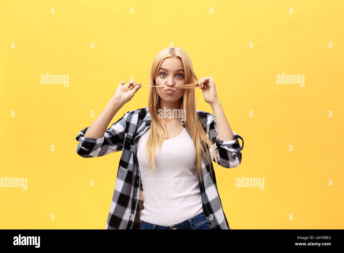 Schöne hübsche charmante junge blonde Frau lächelt fröhlich, hat Spaß ... Schöne hübsche charmante junge blonde Frau lächelt fröhlich, hat Spaß ...