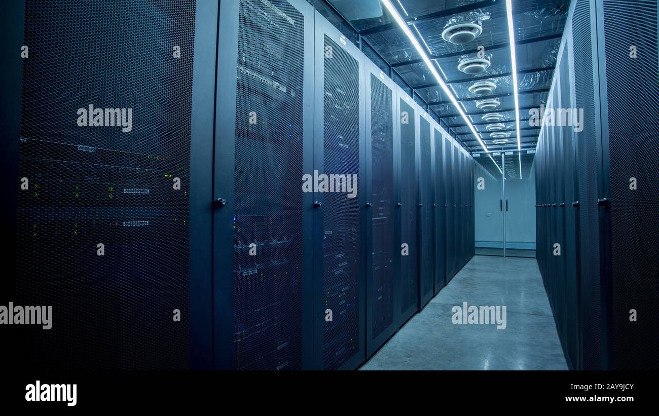 Serverraum voller Racks und Server Stockfotografie - Alamy