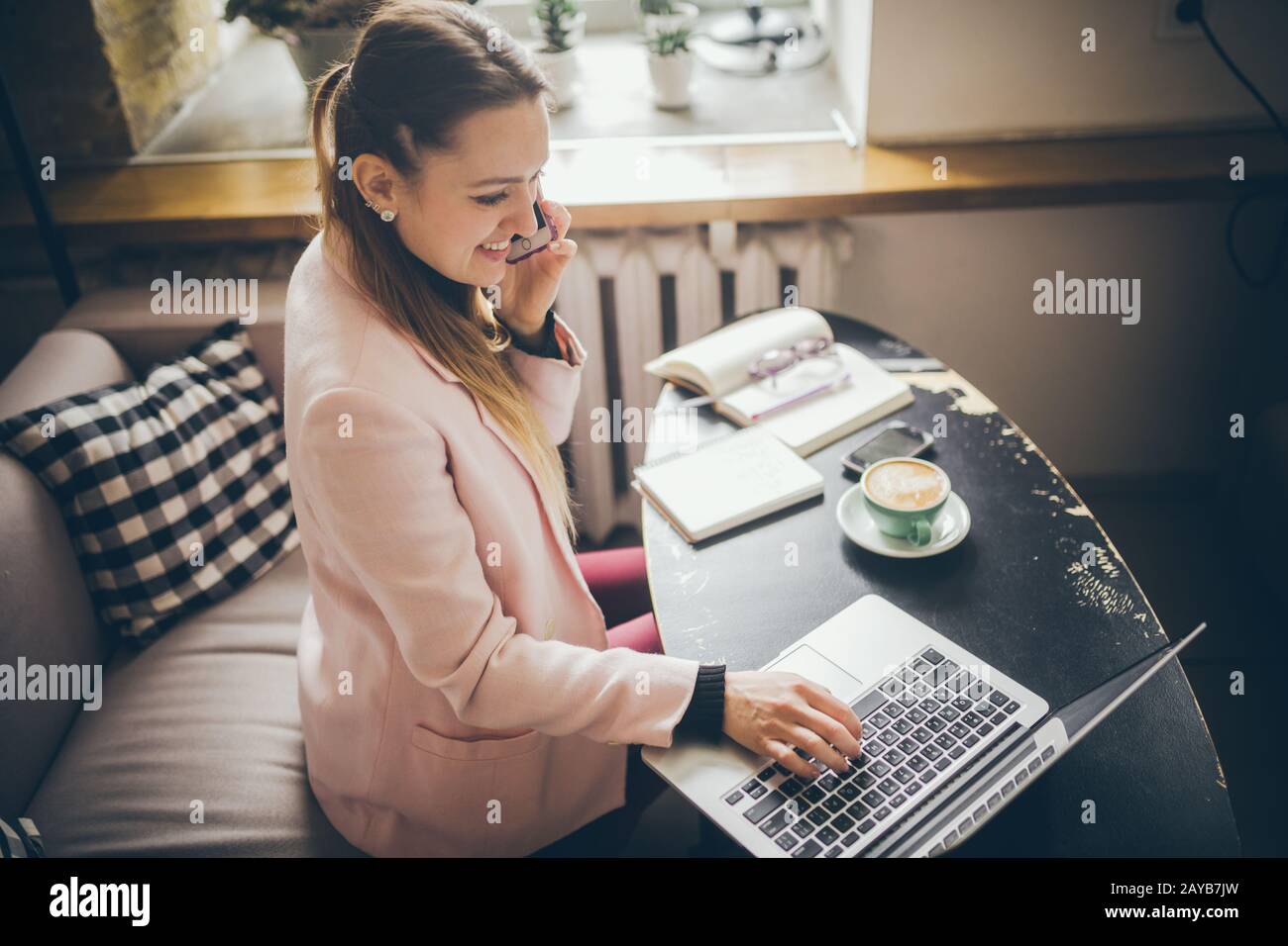 Glückliche Geschäftsfrau, Die Am Telefon Spricht. Frau Im Café ...