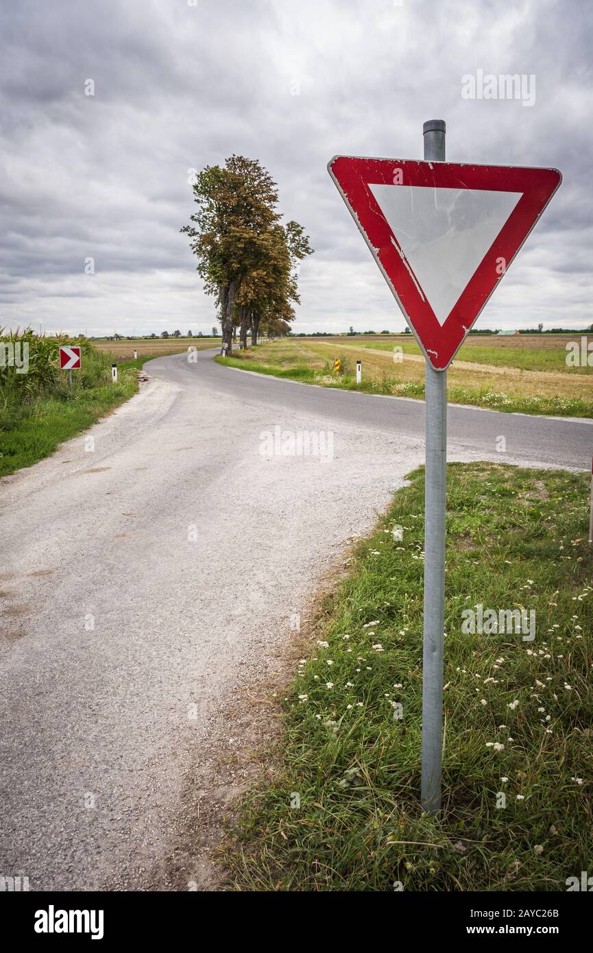 Verkehrszeichen auf einer Kreuzung zweier Straßen Stockfotografie - Alamy
