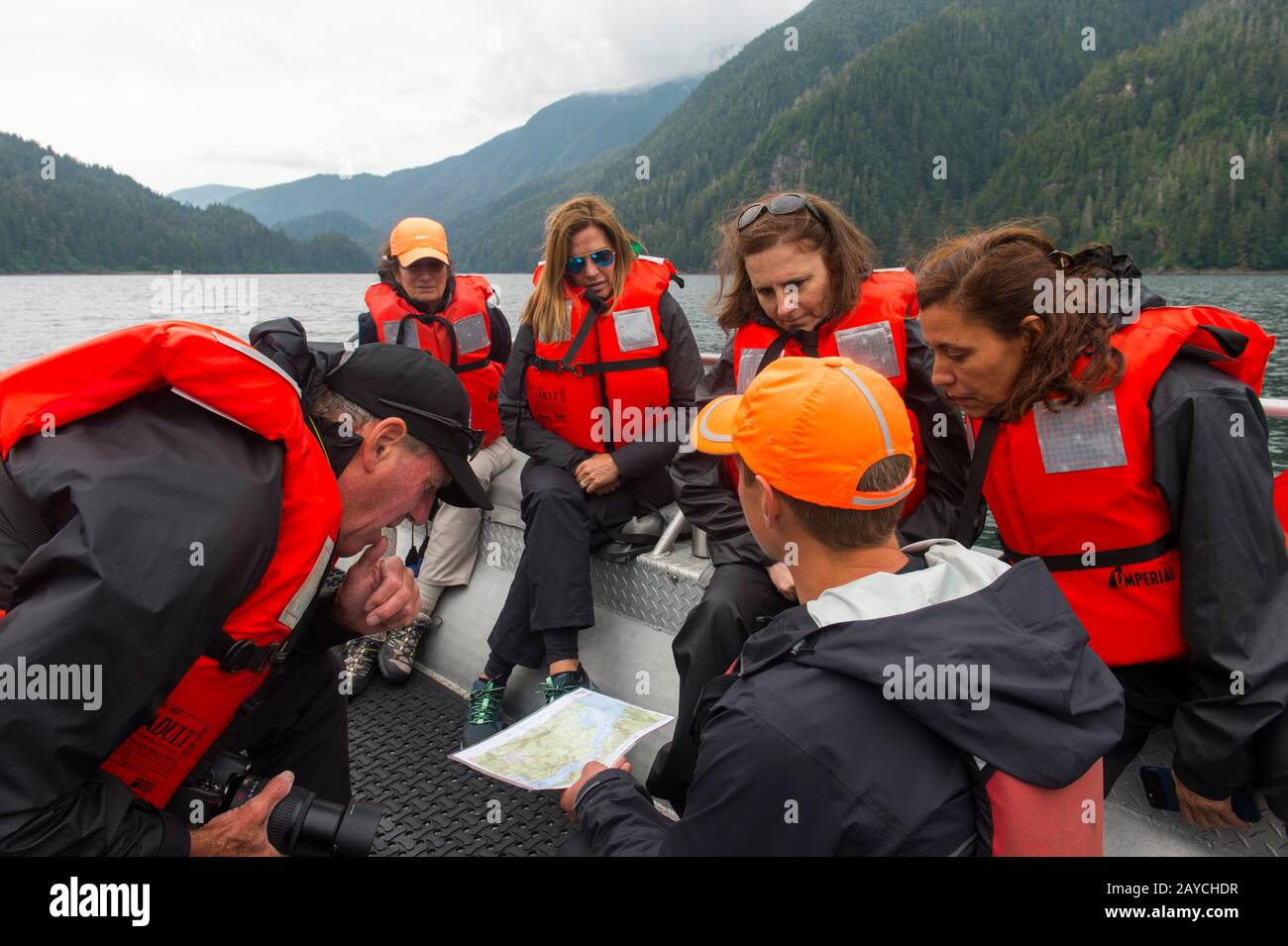 Passagiere des Kreuzfahrtschiffs Safari Endeavour in einem DIP ...