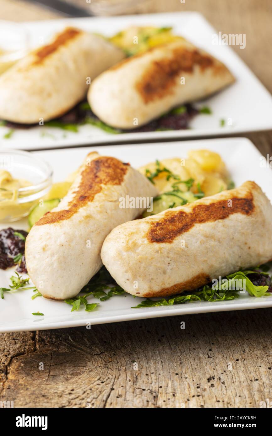 Gegrillte wollwurst mit kartoffelsalat -Fotos und -Bildmaterial in ...