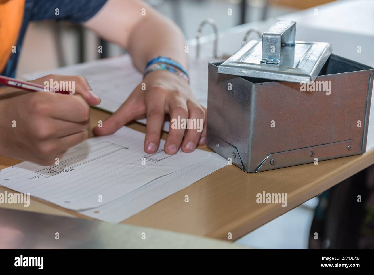 Blech falzen -Fotos und -Bildmaterial in hoher Auflösung – Alamy