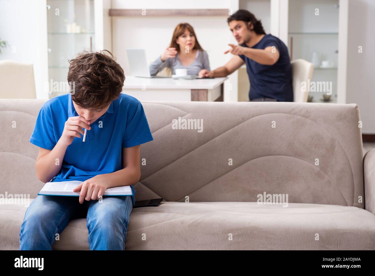 Parents smoking -Fotos und -Bildmaterial in hoher Auflösung – Alamy