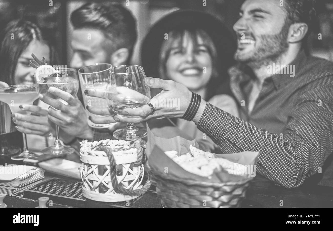 Rummachen junge mädchen Schwarzweiß-Stockfotos und -bilder - Alamy